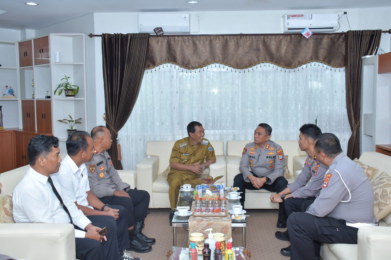 PERERAT SINERGI, BUPATI HSS TERIMA KUNJUNGAN SILATURAHMI KAPOLRES BARU ...